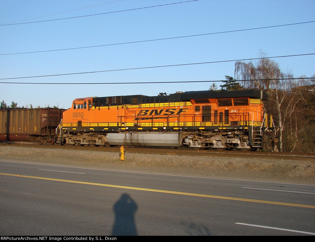BNSF 5850 DPU @ Bayside